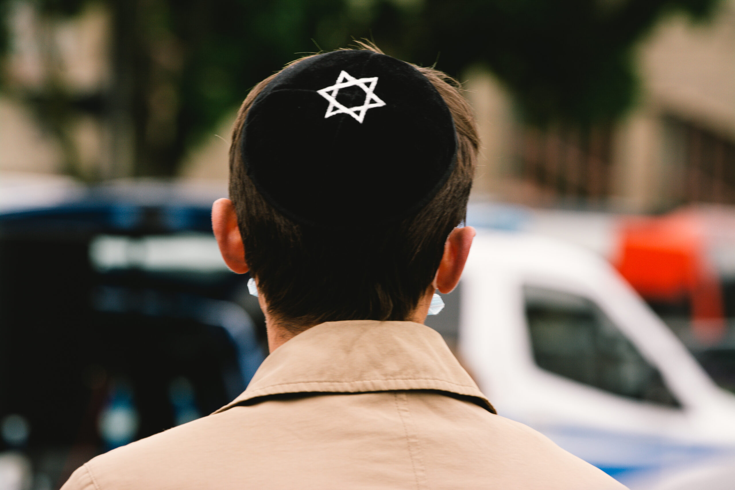 Man wearing kippah beaten by a group of 10 attackers in Cologne ...
