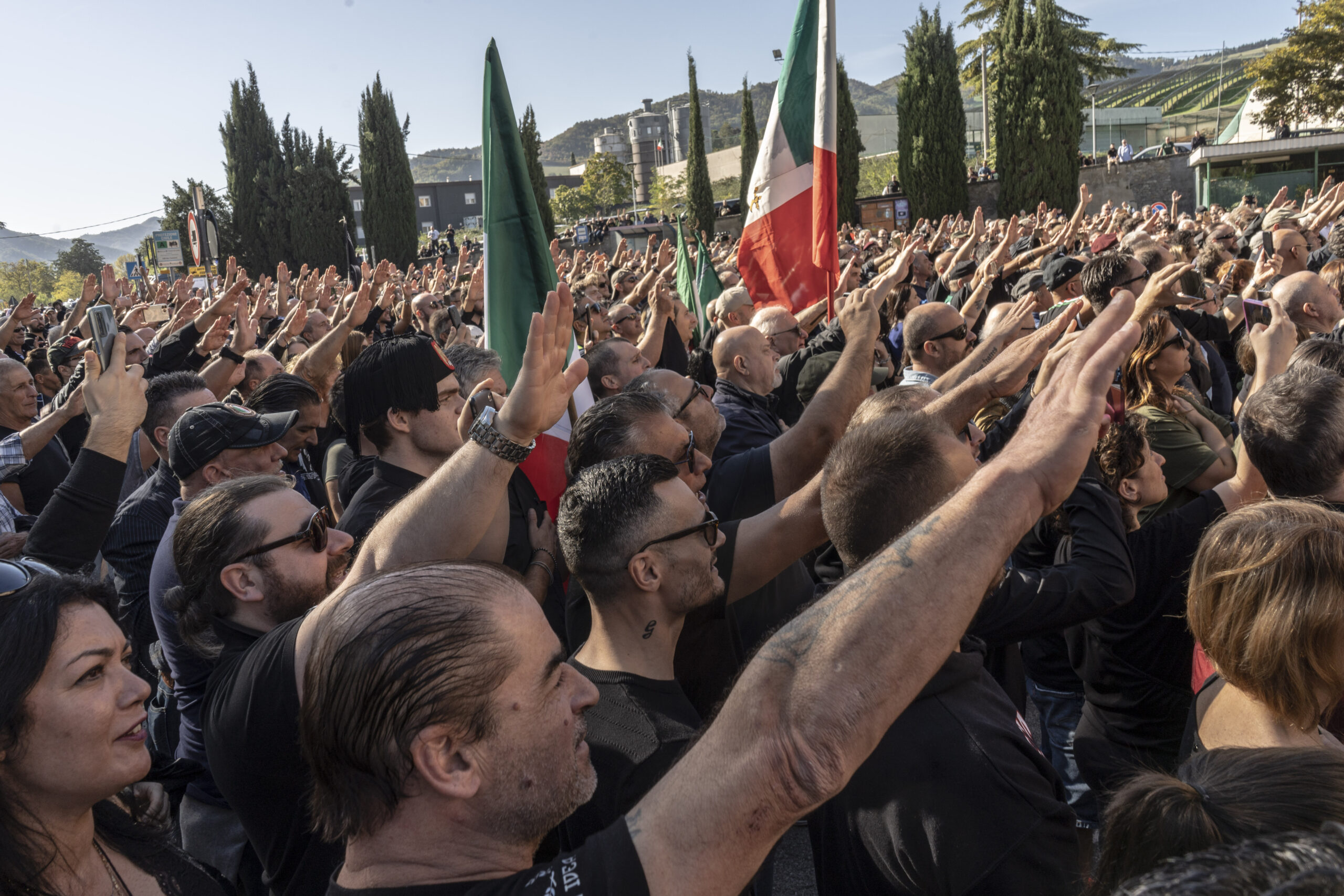 As Italy’s Meloni downplays fascist ties, thousands march in praise of ...